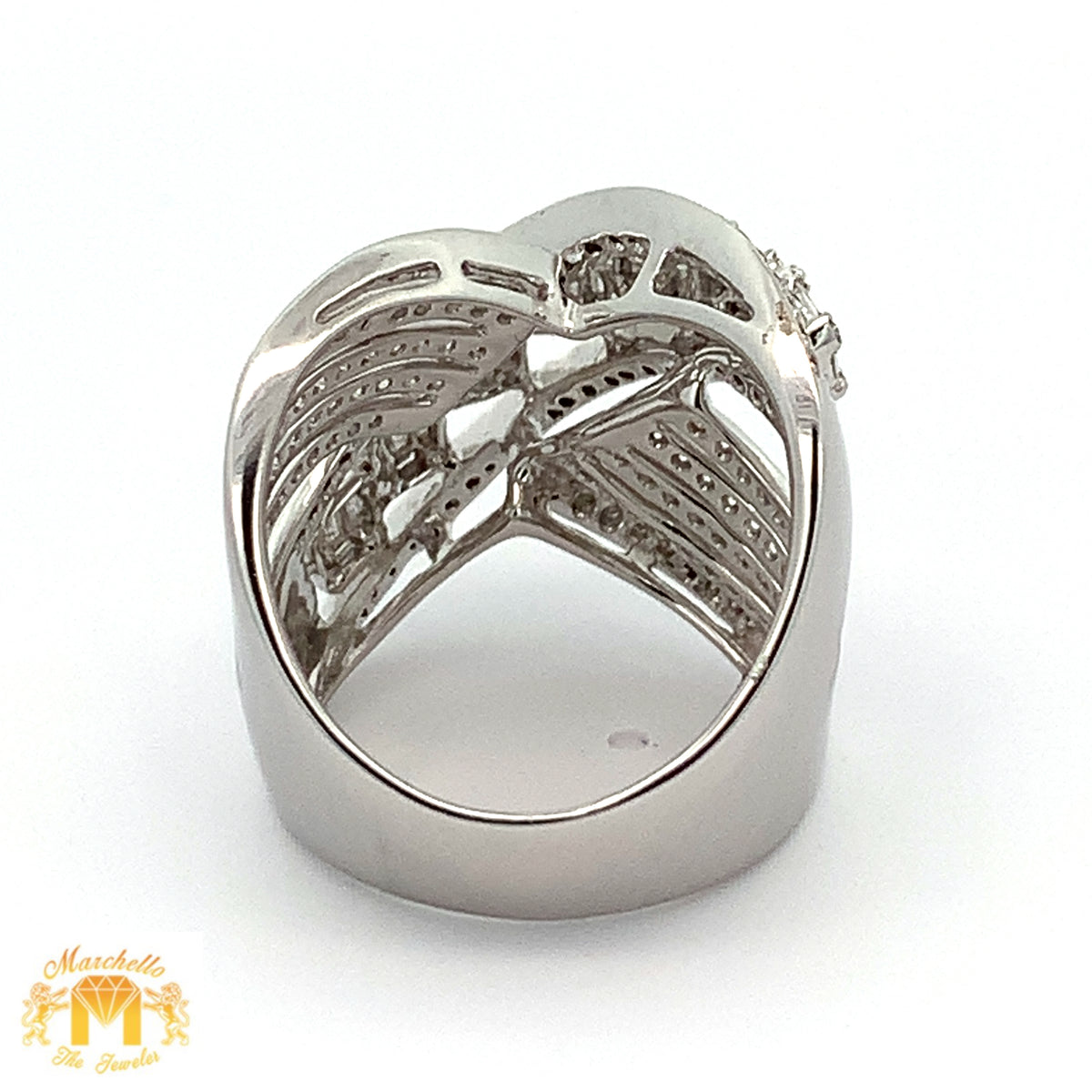 VVS/vs high clarity diamonds set in a 18k Gold Modeline Ring with Bagu ...